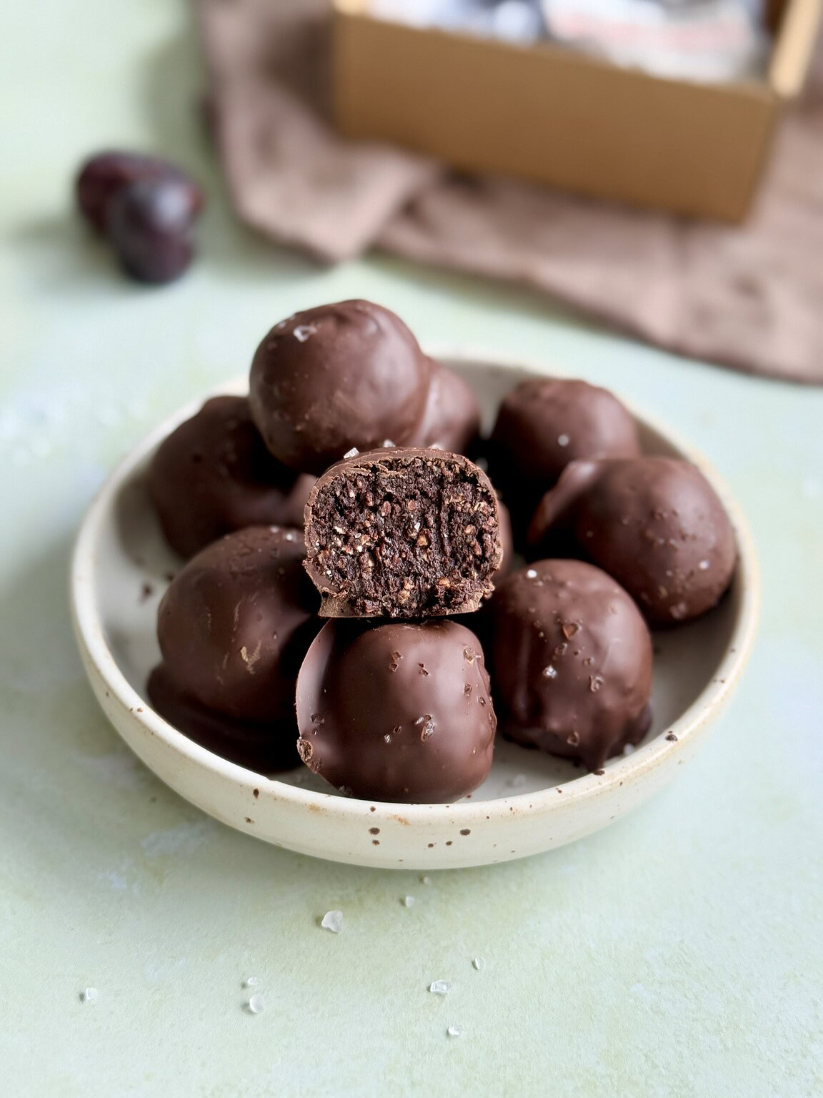 Dadel brownie chokoladekugler | opskrift - Madmusen.dk