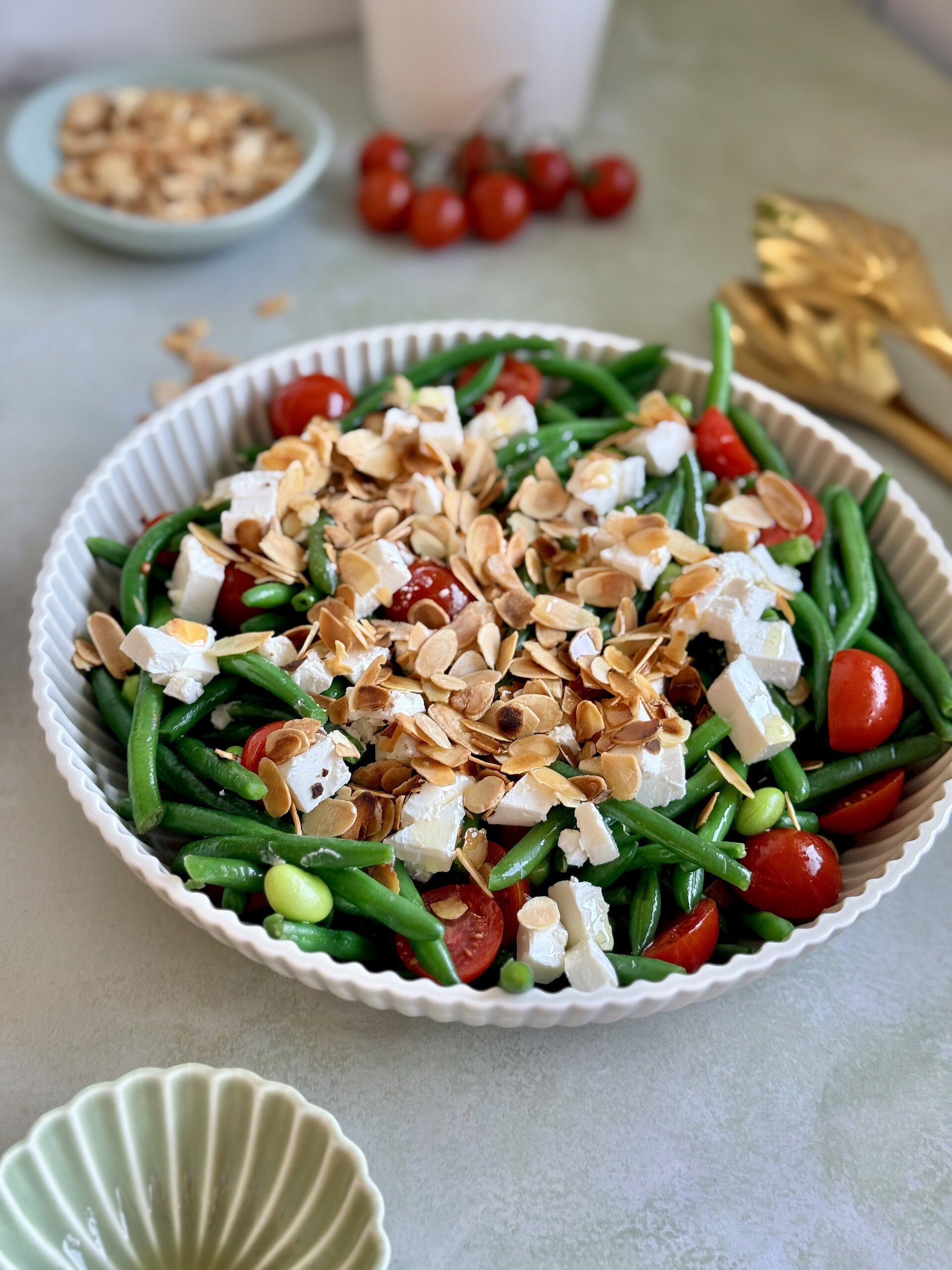 Nem bønnesalat med feta, edamame og ristede mandler | Madmusen